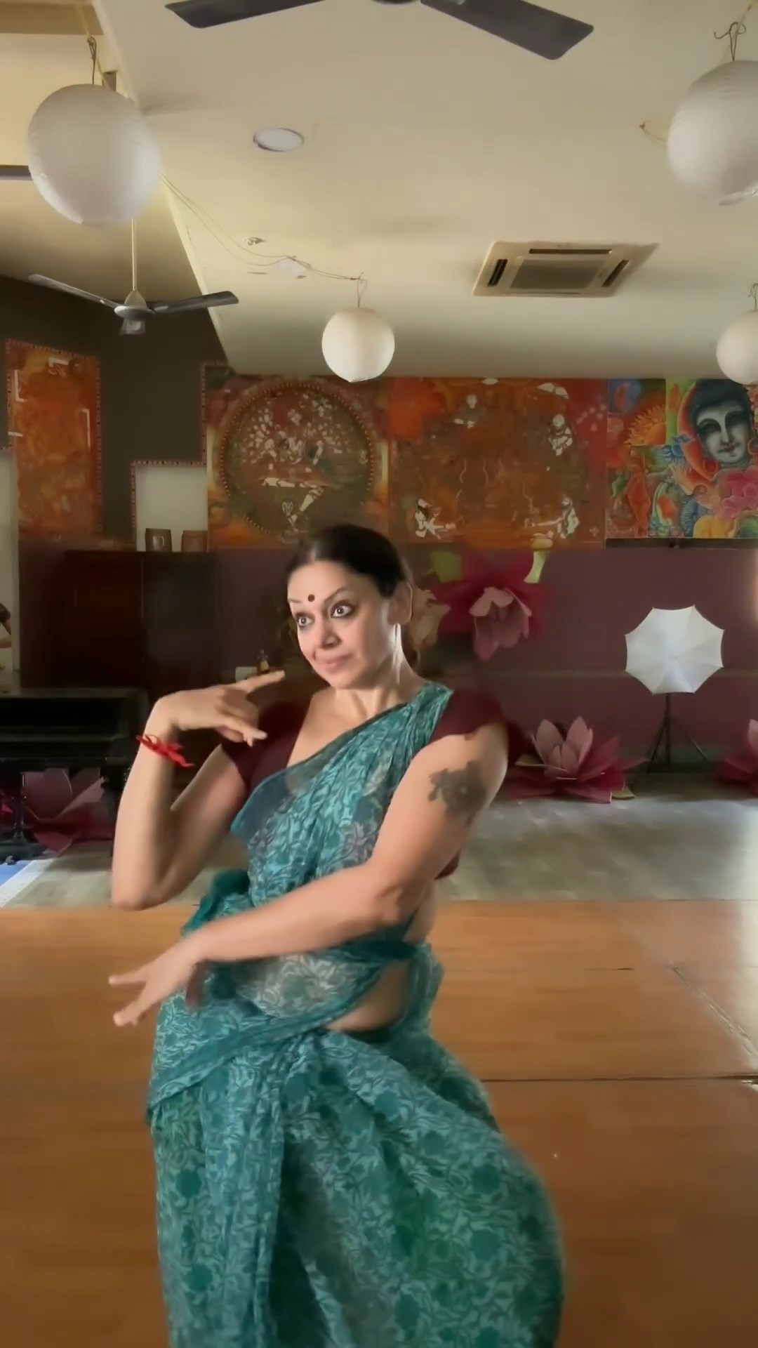 Sexy Navel Queen Shobana Deep navel and tummy in Blue thn transaparent ...