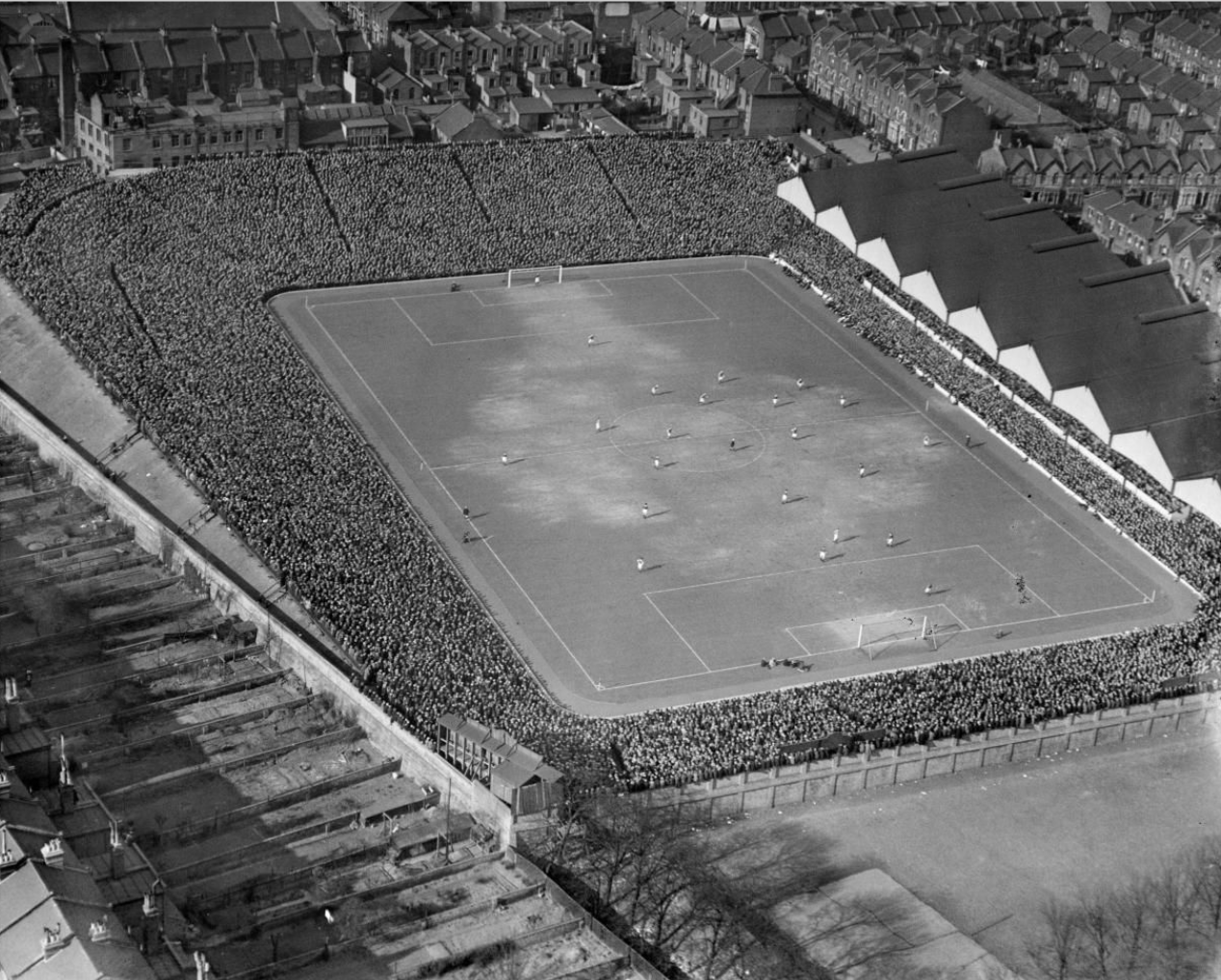 A picture of fans outside Highbury in 1936. | FollowFollow.com