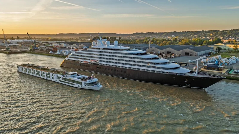HONFLEUR-FR: STORICO INCONTRO DELLA NAVE DA SPEDIZIONE SCENIC ECLIPSE CON LA NAVE FLUVIALE ...