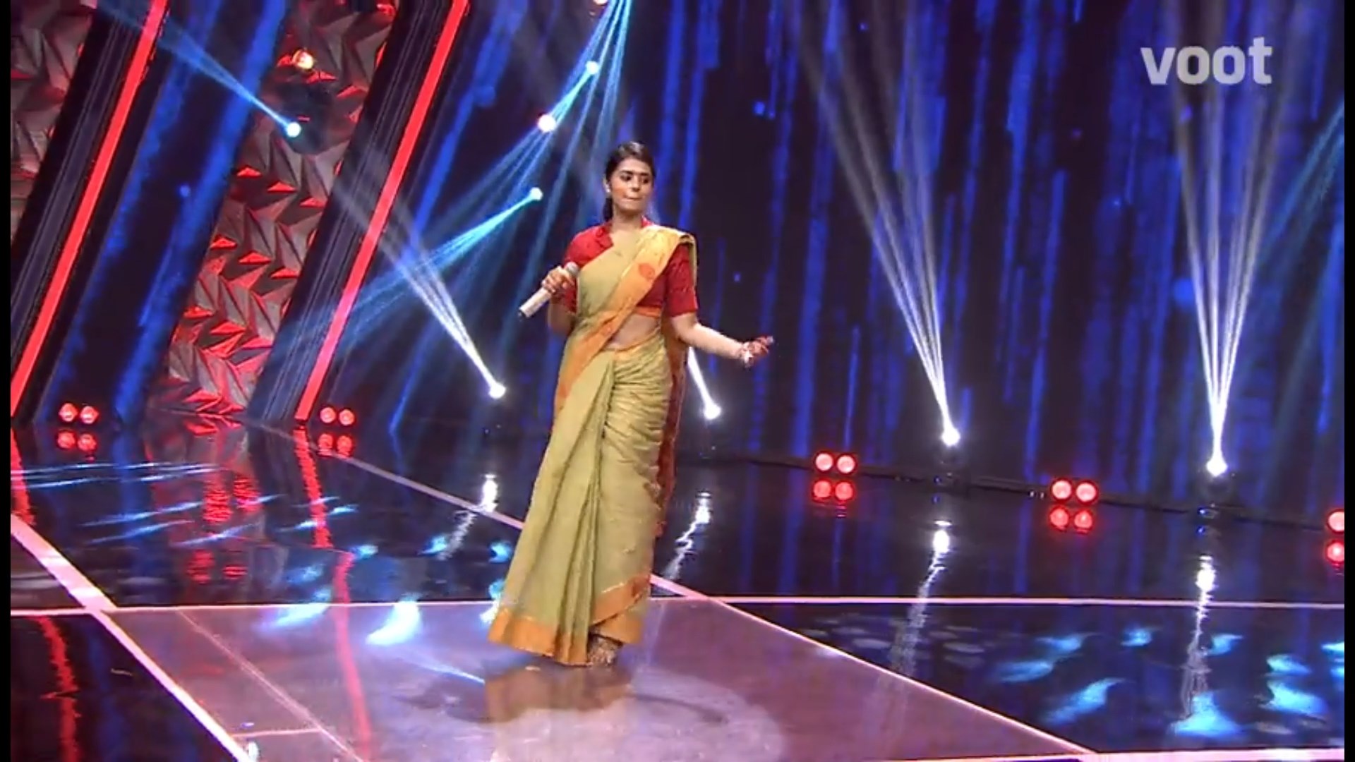 Cute Homely Malayali Kannada Singer Neetu Sexy Deep Open Wide Navel and ...