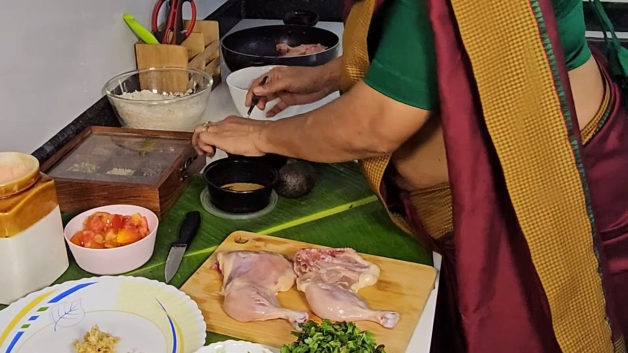 REENA BASHEER Secy Wide Tummy and slight navel slips in saree mp4 ...