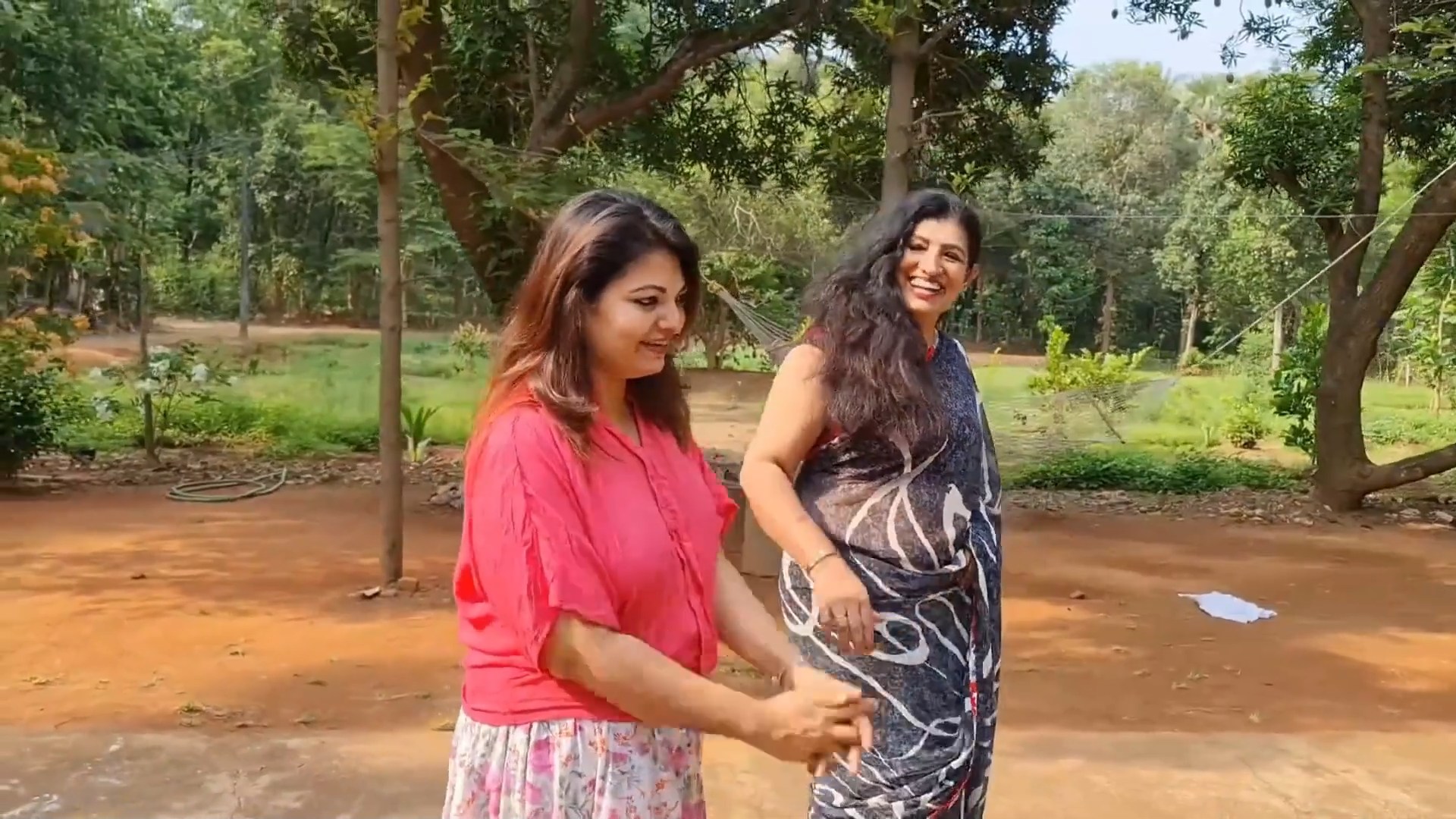 Sandra thomas Hot Mom Sexy Body structure in balck saree and big deep Navel show mp4 snapshot 00 ...