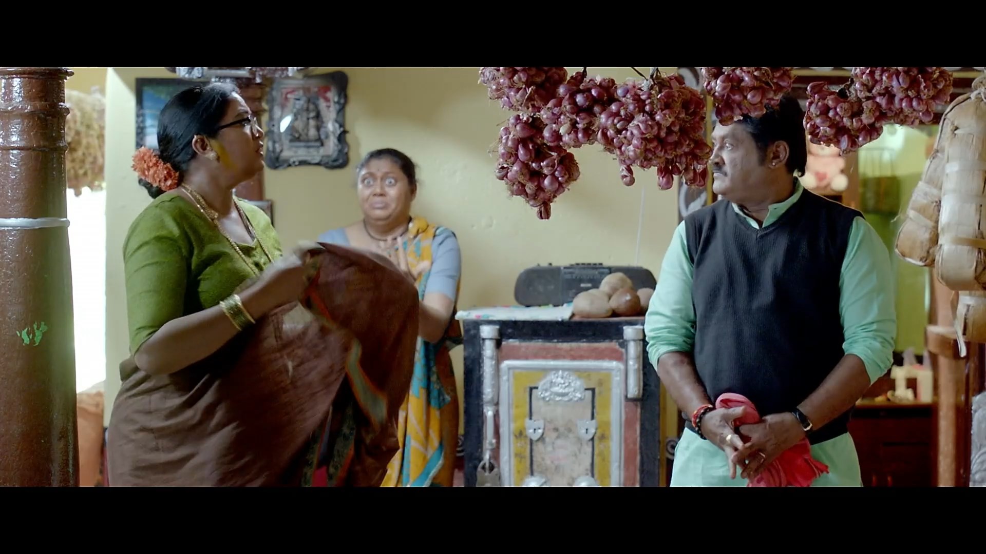 Milf Veena Sundar Sexy Big Boobs and Open deep navel show in saree mp4 ...