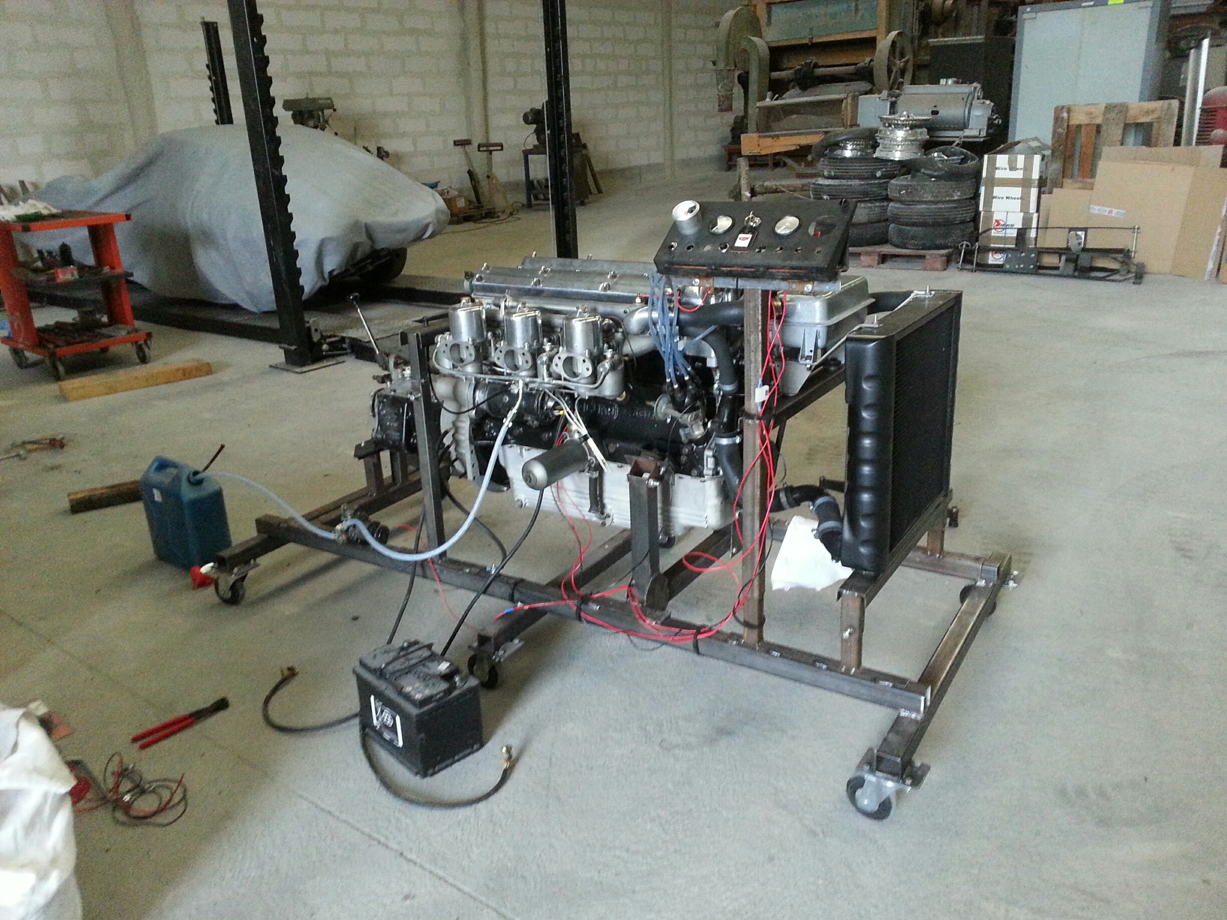 Engine on stand — Postimages