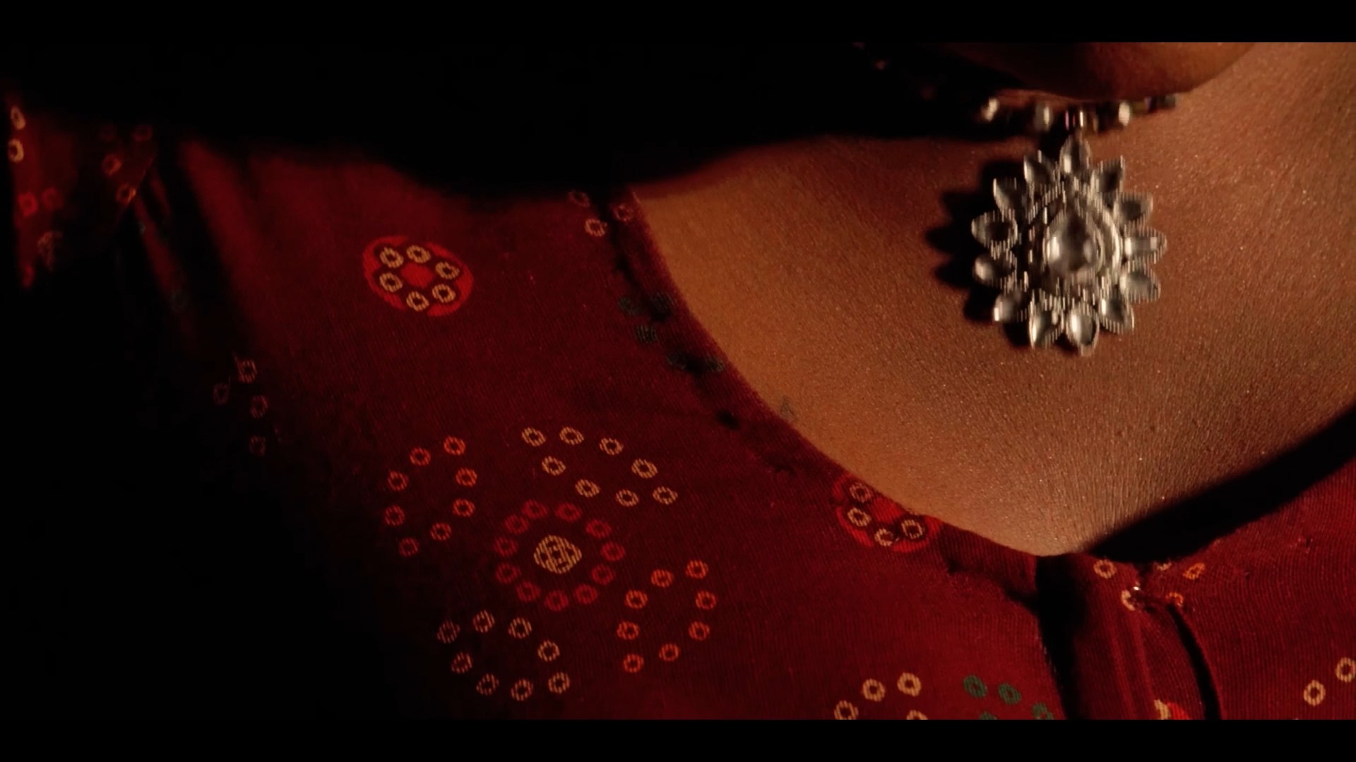 Hot dusky malayali girl navel and breast in red blouse chamayam mp4 snapshot 01 44 717 — Postimages