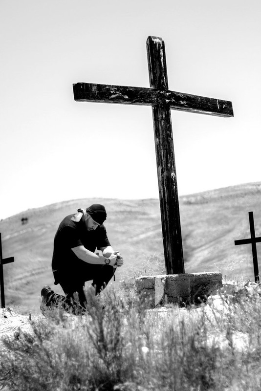 Kneeling at cross — Postimages