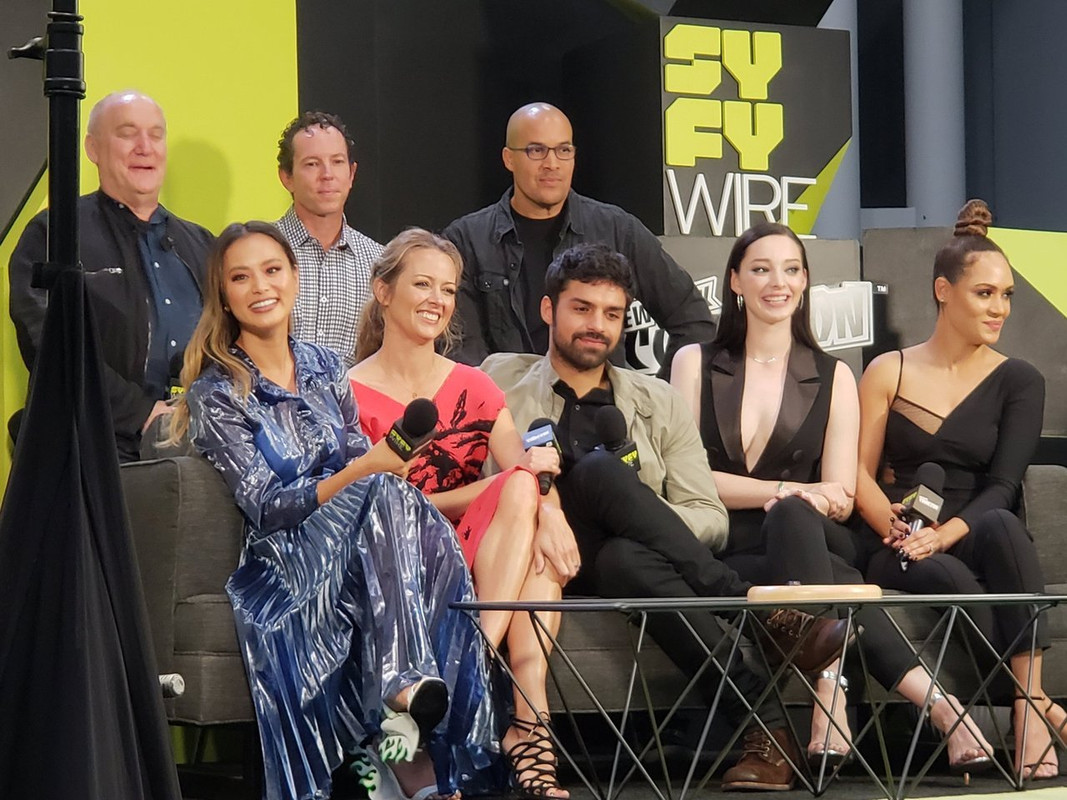 Amy Acker Crossed Legs – NYCC 2018 | LEGS COOL