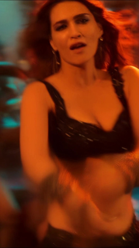 Bansuri Kriti Sanon Vertical Slow Mo Edit 43 — Postimages