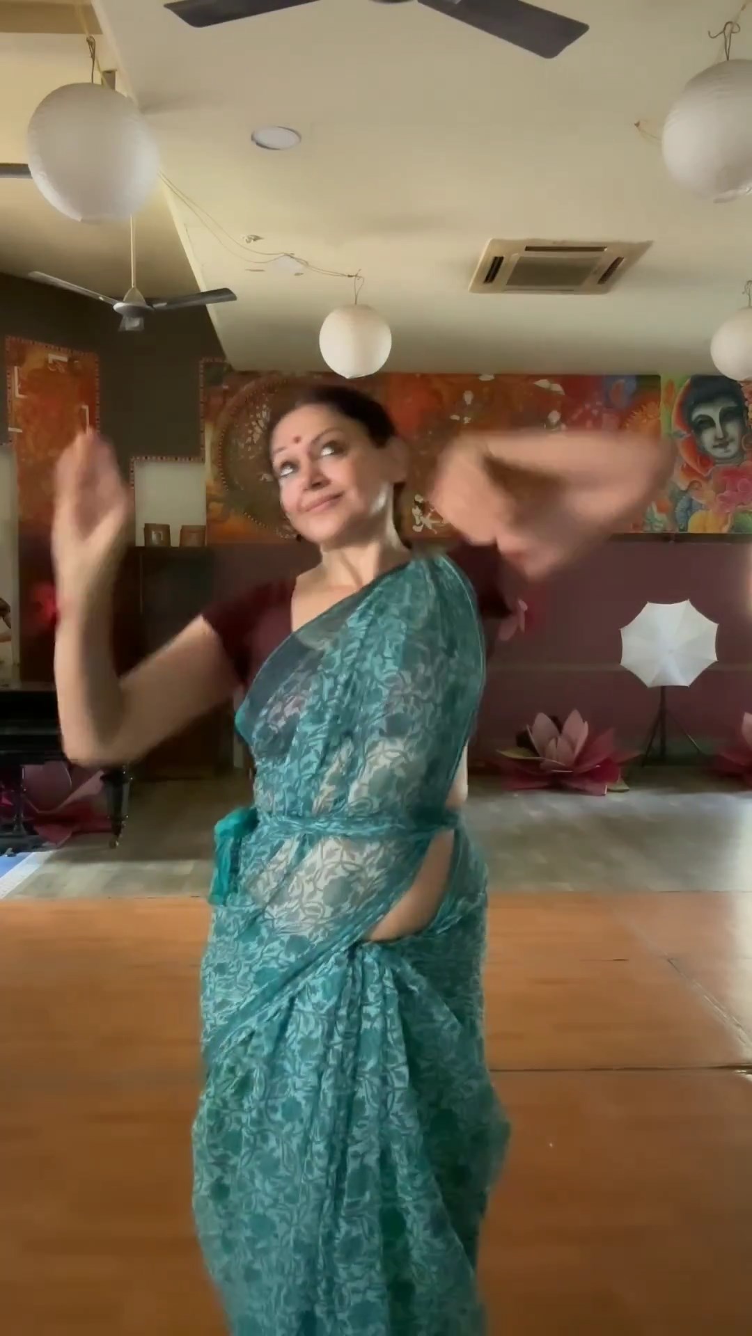 Sexy Navel Queen Shobana Deep navel and tummy in Blue thn transaparent ...