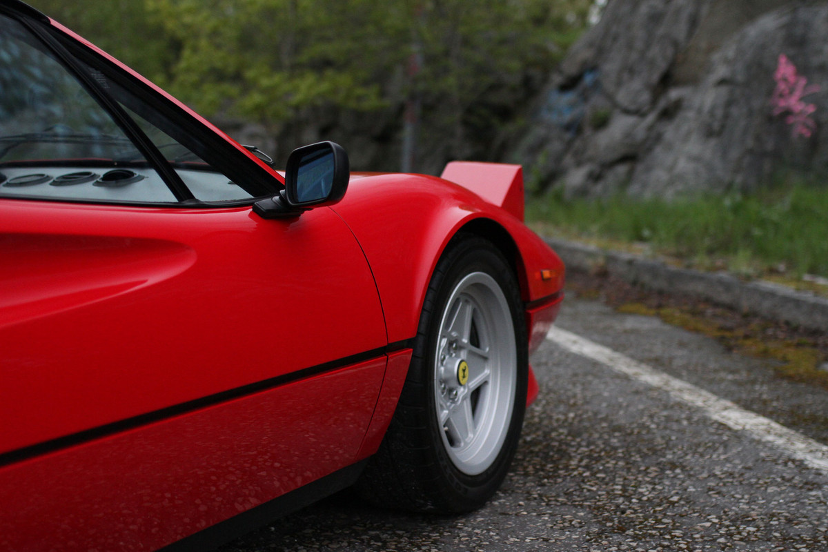 Headlight pop up Ferrari 308 GTB QV 1984 — Postimages