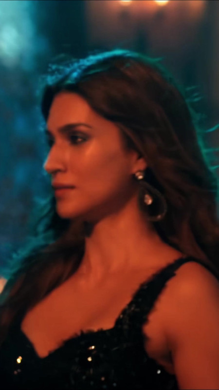 Bansuri Kriti Sanon Vertical Slow Mo Edit 01 — Postimages