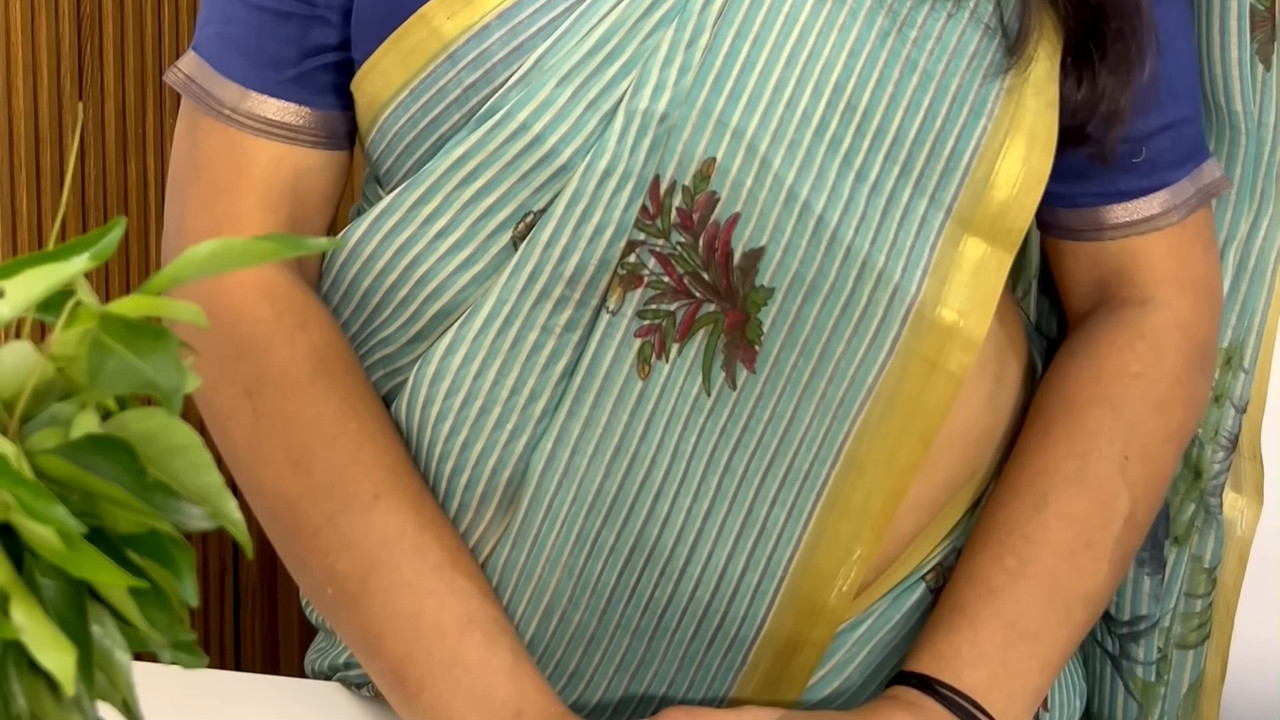 Reena Basheer Sexy Wide open belly and Navel Slips in green saree mp4 snapshot 00 03 058 ...