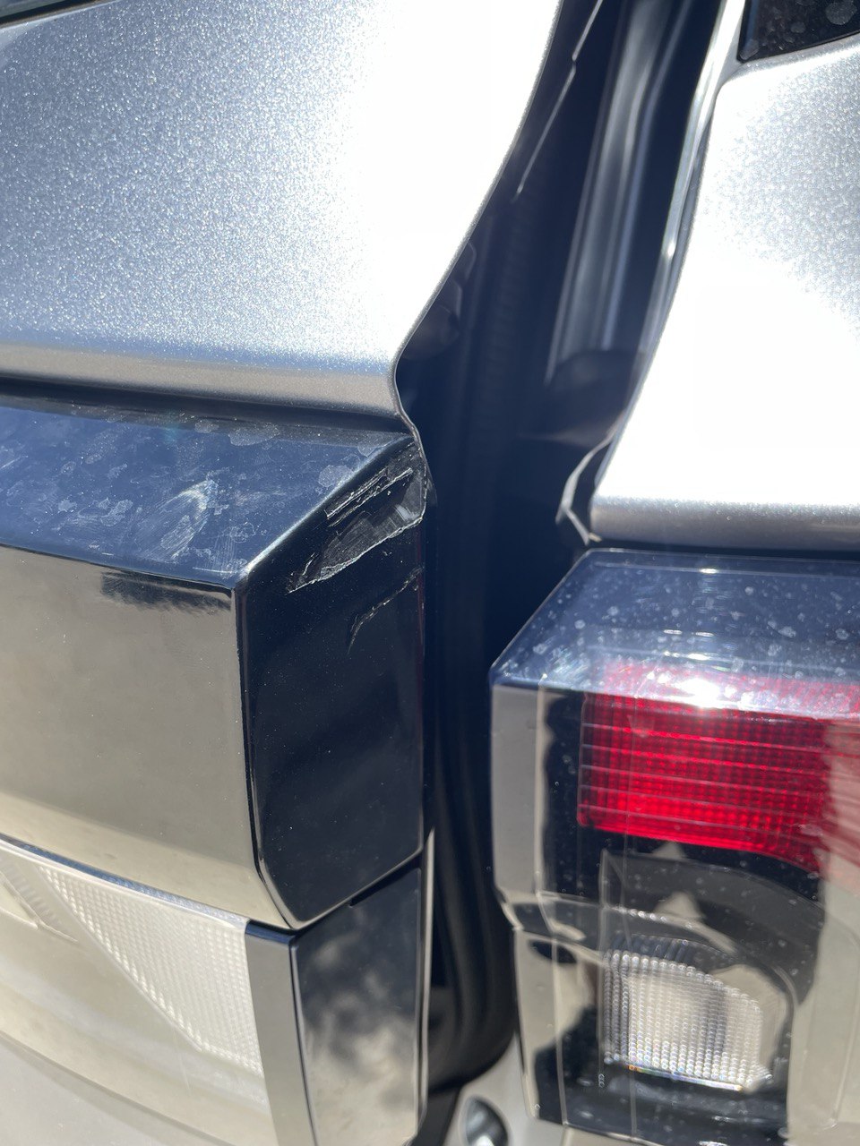 Mid tail light fitting scratch against outer side light — Postimages