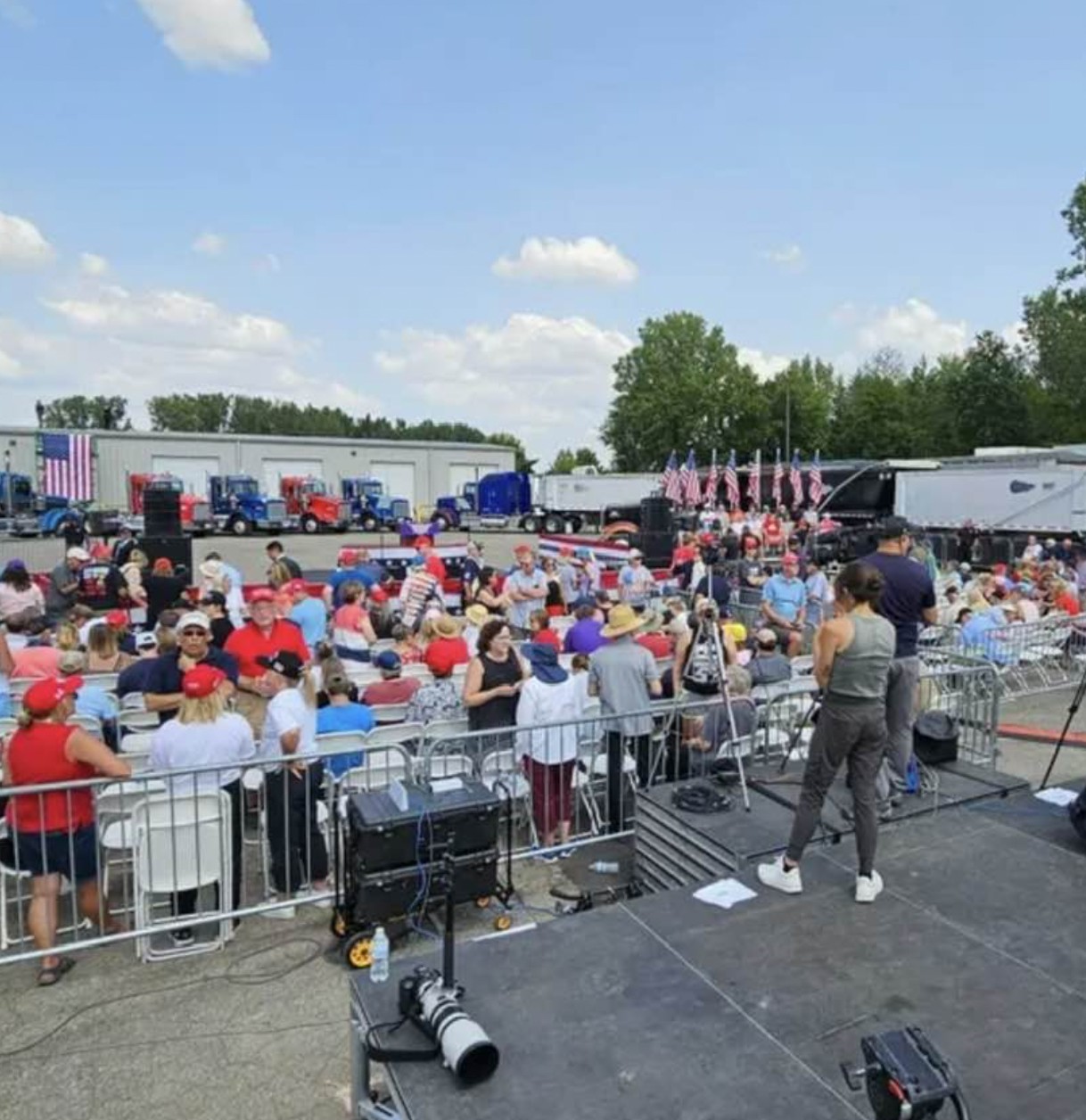 JD VANCE CROWD 2 — Postimages