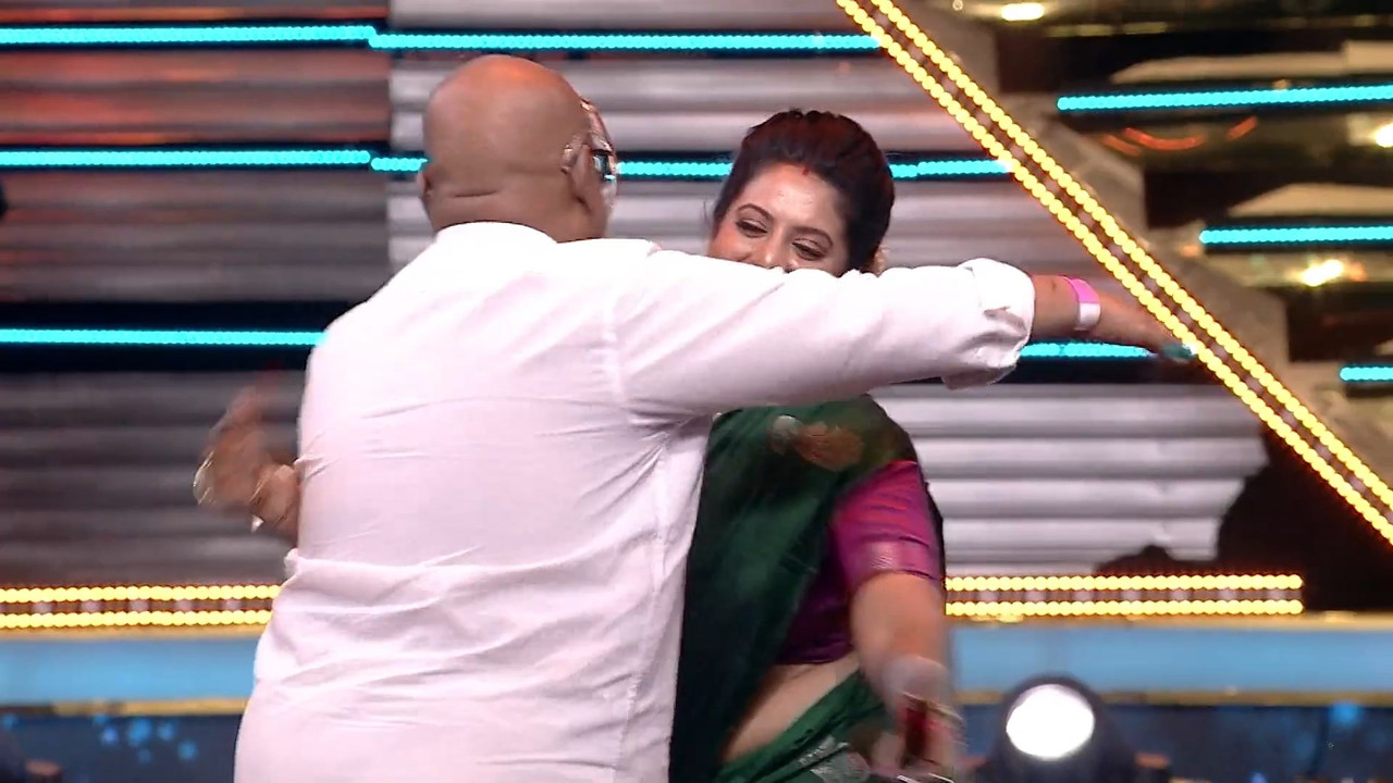 Roopshree Open Navel Show in Saree Vijaytv reality mp4 snapshot 00 24 ...