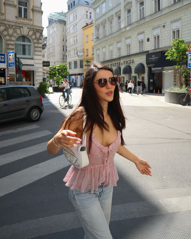 9988 (19) — Postimages