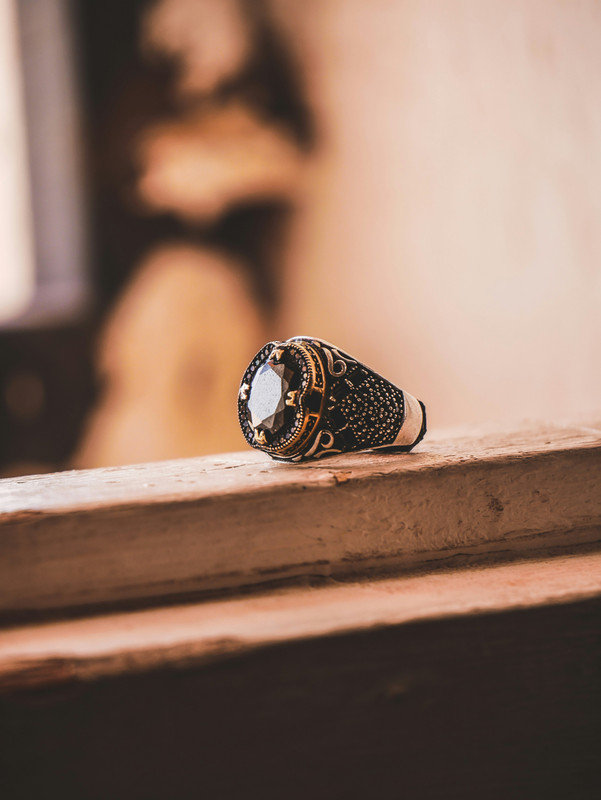 Platinum Signet Rings: Shapes, Engravings, Weights & Wear