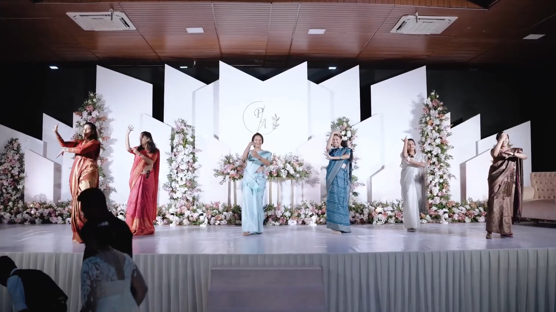 Homely Malayali Aunty Chubby Wide Sexy Tummy and Open Big Navel in ...