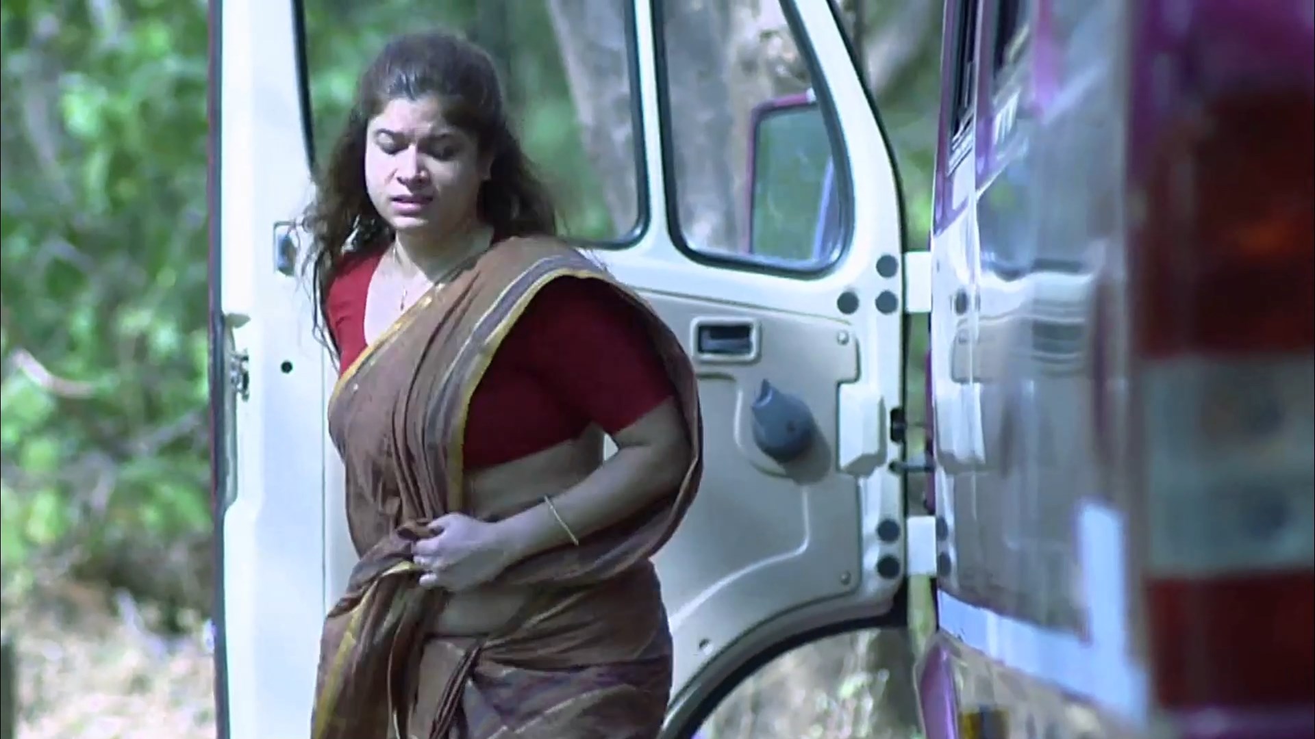 Hot Sexy Teacher Open Big Deep Navel Show in Saree Savdhaan India mkv ...