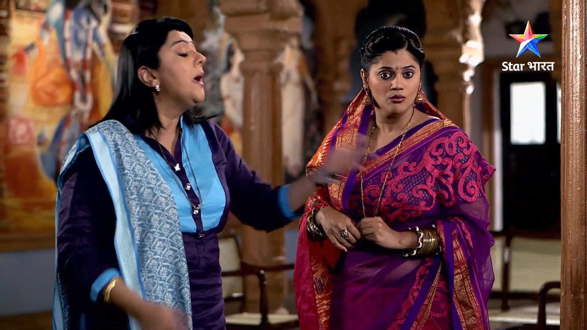 Chubby Sexy Aunty Big Navel Hole in transparent saree mp4 snapshot 01 ...