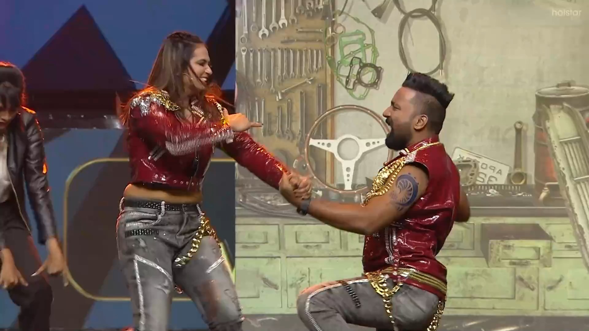 Saranya Anand Bubbly Sexy Big Wide Deep Navel Hole while dancing mkv ...