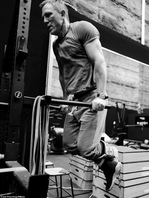 52819443 10392673 Working out The actor had a broken leg while filming ...