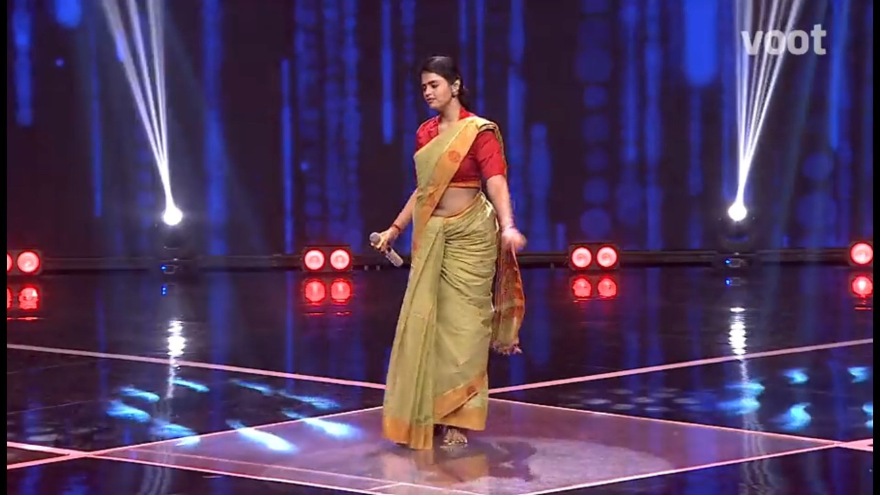 Cute Homely Malayali Kannada Singer Neetu Sexy Deep Open Wide Navel and ...