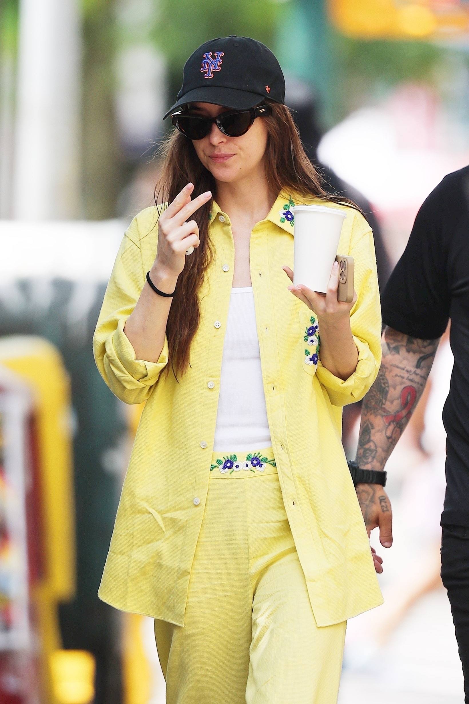 Dakota Johnson Films Materialists in Brooklyn New York 06 05 2024 1 — Postimages