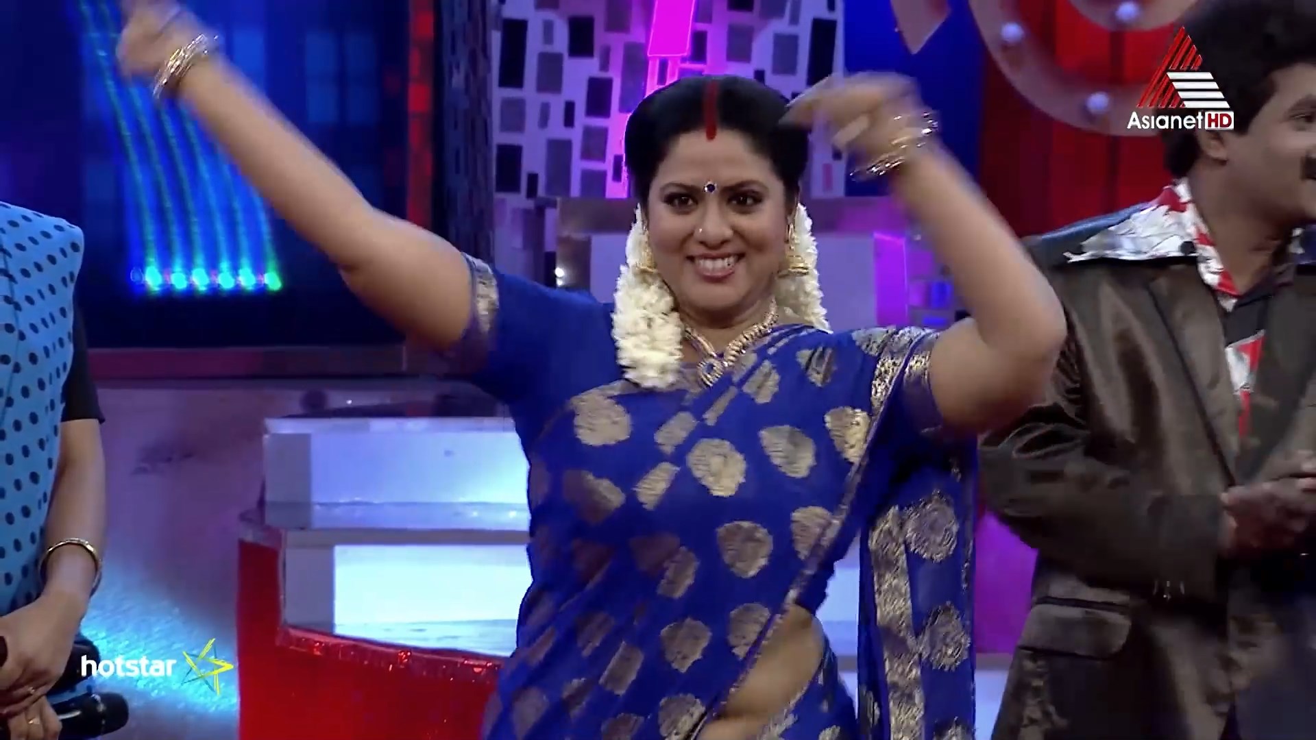 Roopasree Sexy Big Wide Tummy and Deep Navel Hole Ass in Blue Saree mp4 ...