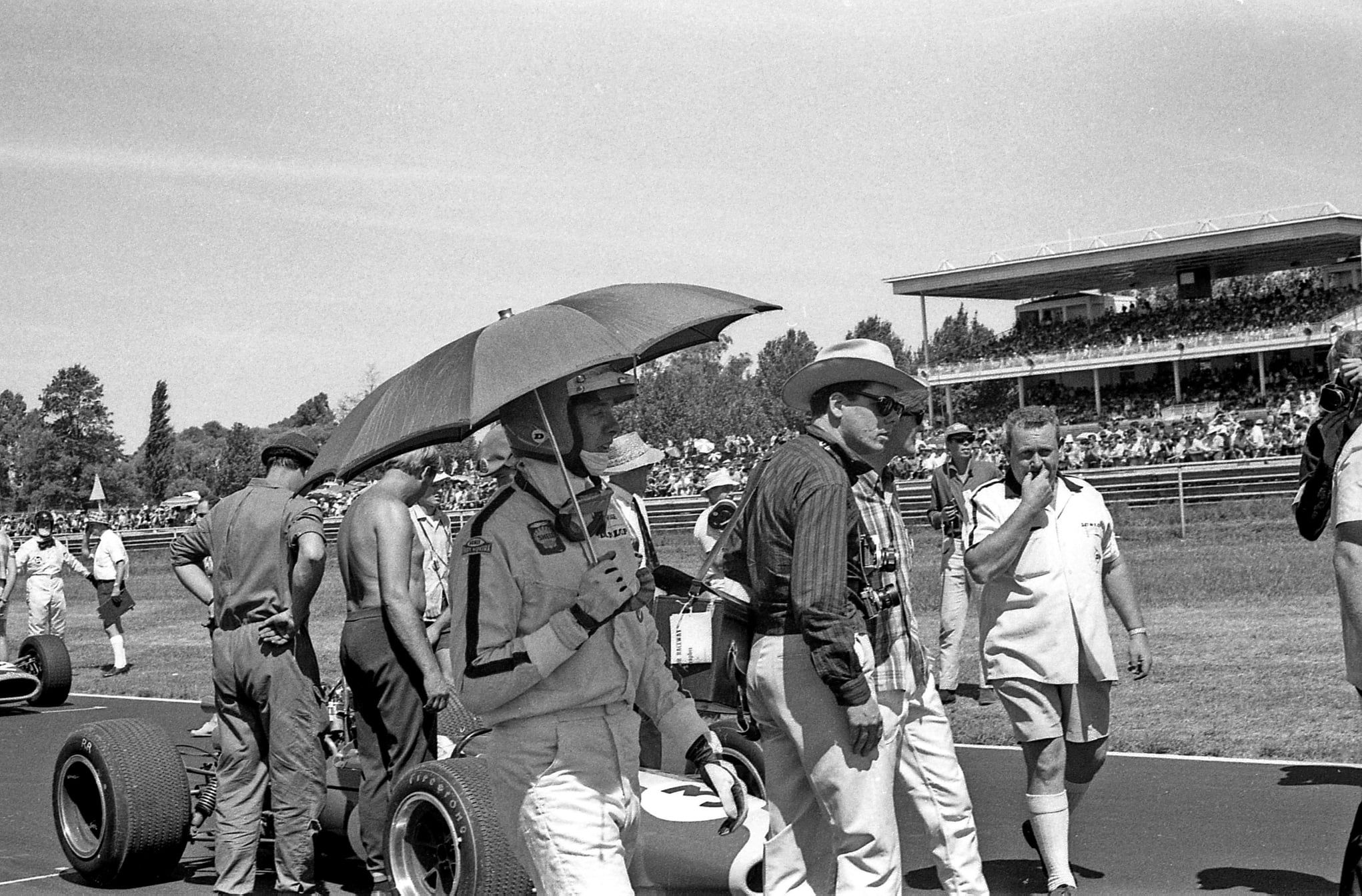 6899 AMB Courage R6 BW — Postimages