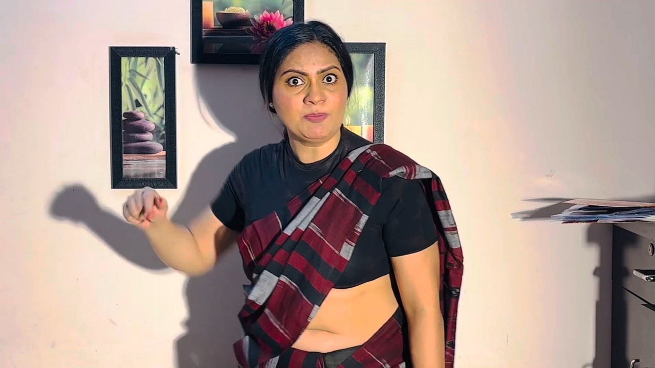 Anamika Singh Sexy Open Big Wide Navel show in Saree mp4 snapshot 01 57 460 — Postimages