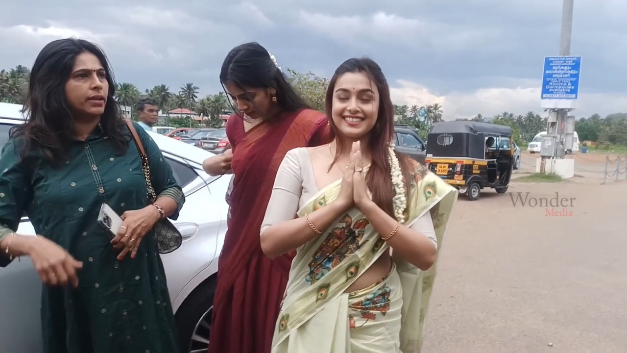 Moksha Sexy Open Big Deep Navel Hole In Set Saree Mp4 Snapshot 00 16