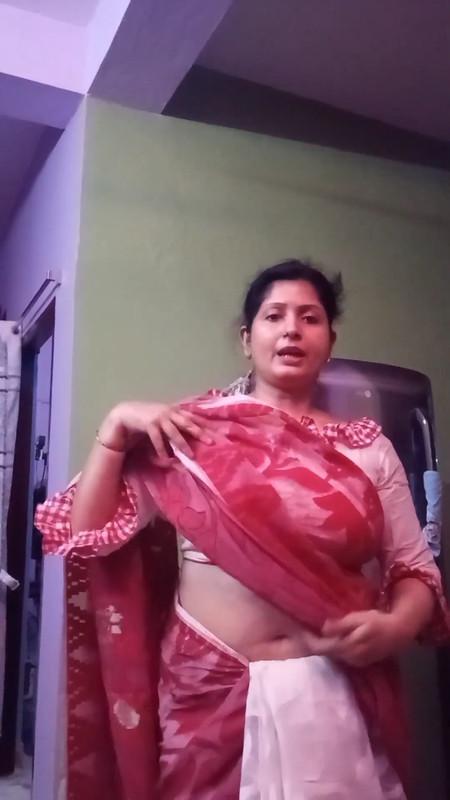Busty bengali Lady Huge Boobs and Open navel in white saree mp4 snapshot 00 45 259 — Postimages