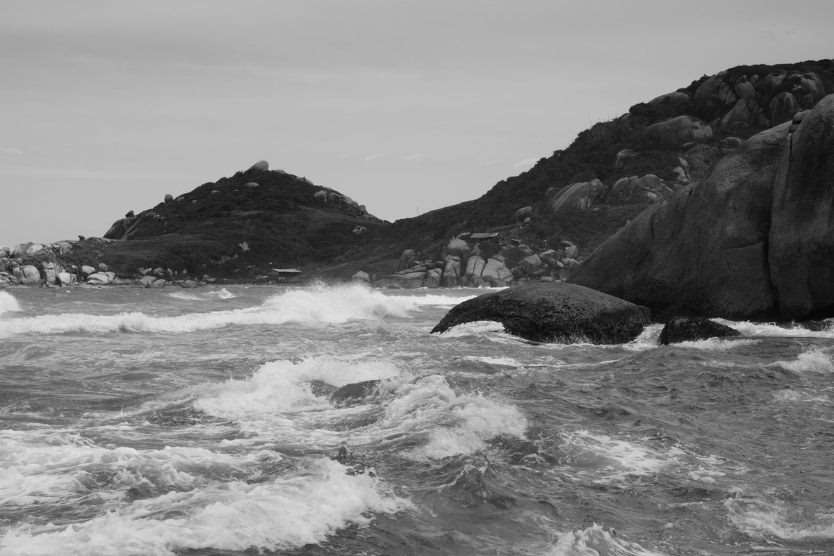 Waves Beating BW — Postimages