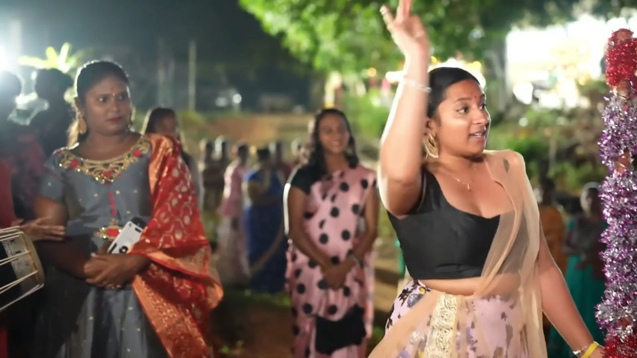 Dusky Desi Beautiful Girl Wide Cleavage and Boobs in wedding custume ...