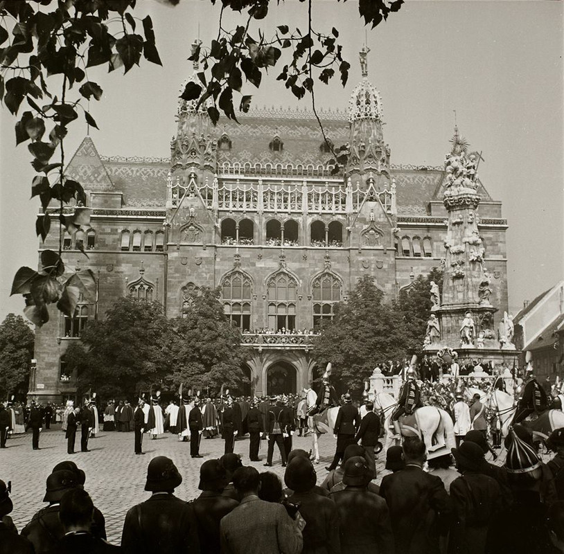 Szentháromság tér 01 1 — Postimages