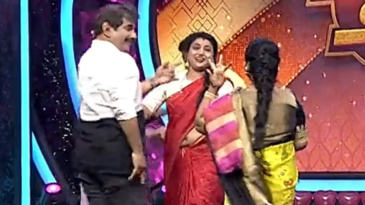 Veena Sundar Sexy Deep open navel hole show in red saree mp4 snapshot ...