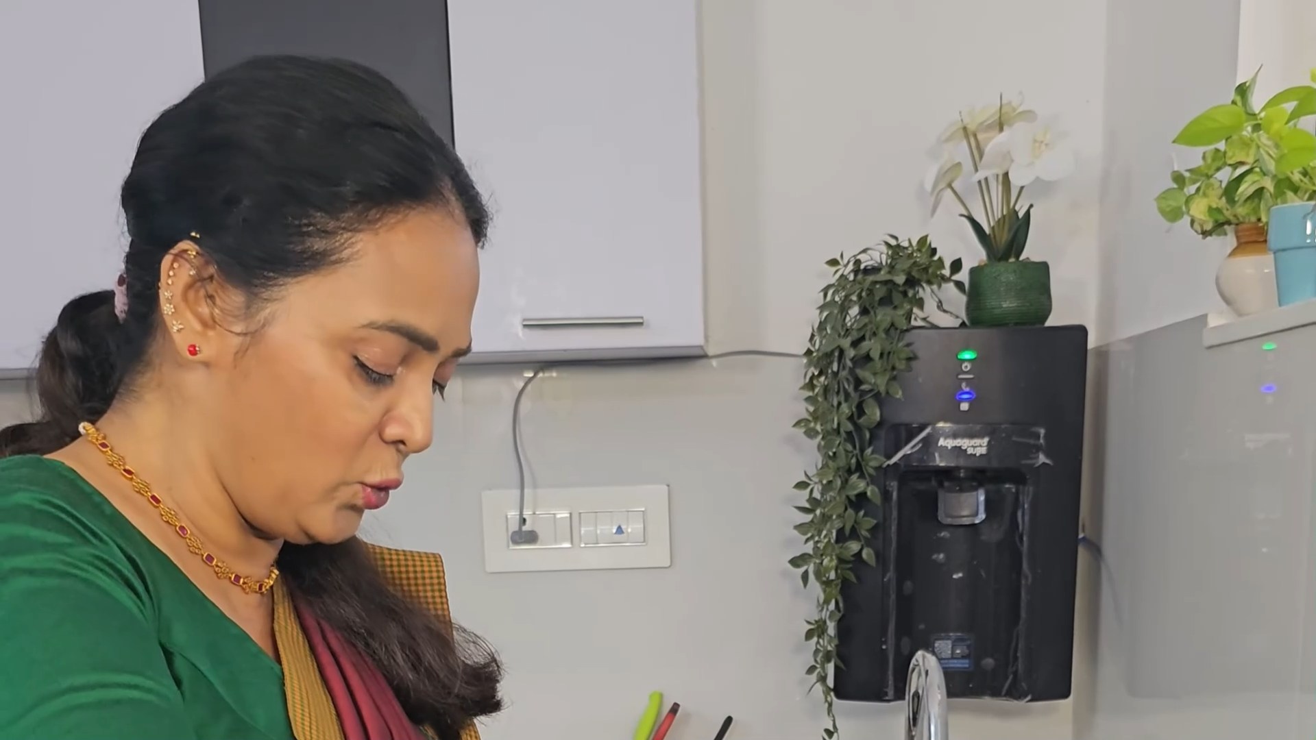 REENA BASHEER Secy Wide Tummy and slight navel slips in saree mp4 snapshot 00 36 189 — Postimages