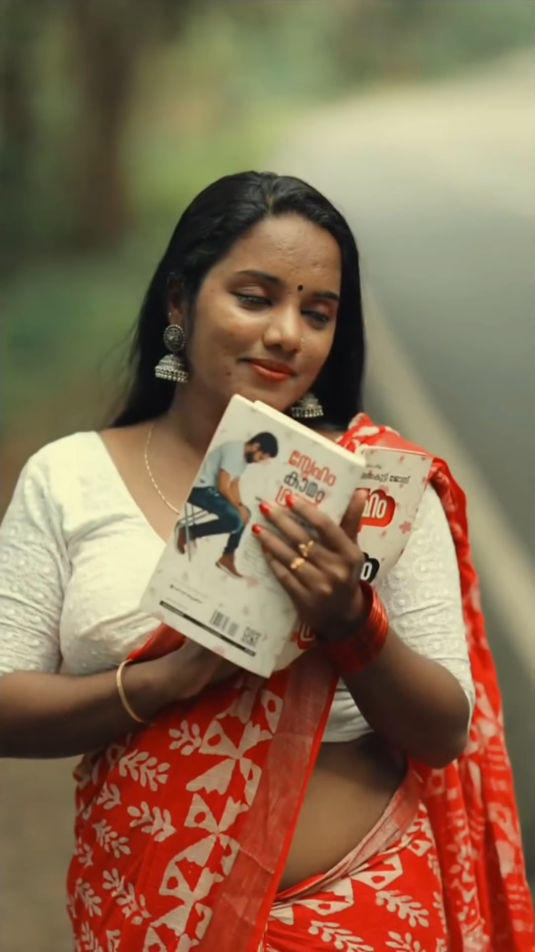 Dusky Malayali Chbby Girl Big Round Deep navel in Orange Saree mp4 snapshot 00 03 327 — Postimages