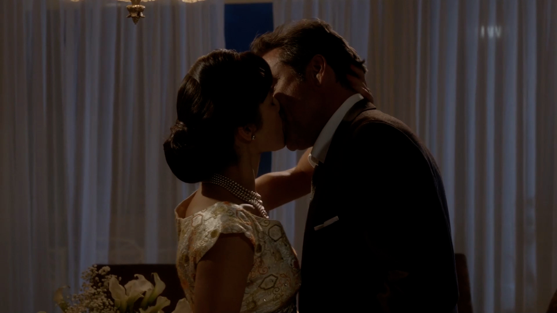 Olga Kurylenko Magic City S02 00 00 17 13 Still001 — Postimages