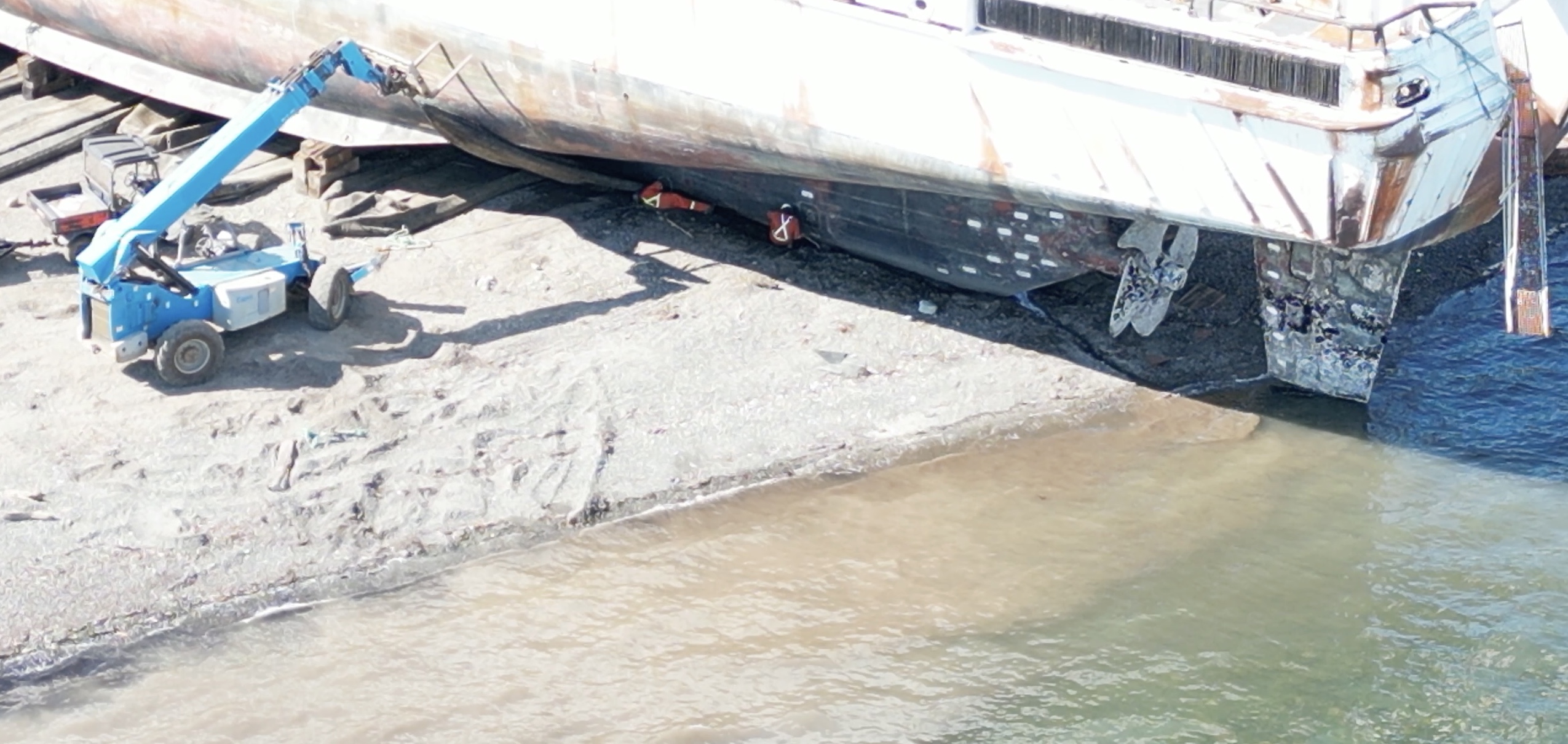 Deep Water Recovery digging with shovels underneath the asbestos laden ...