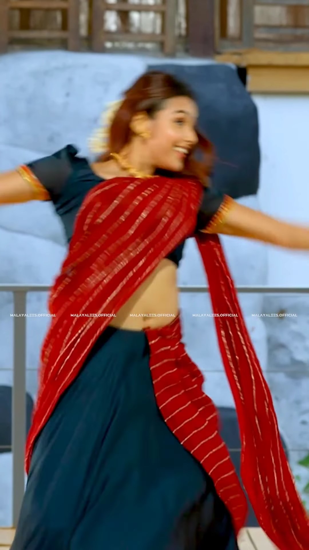 Moksha Sexy Big Deep navel in Red Saree mp4 snapshot 00 00 527 — Postimages