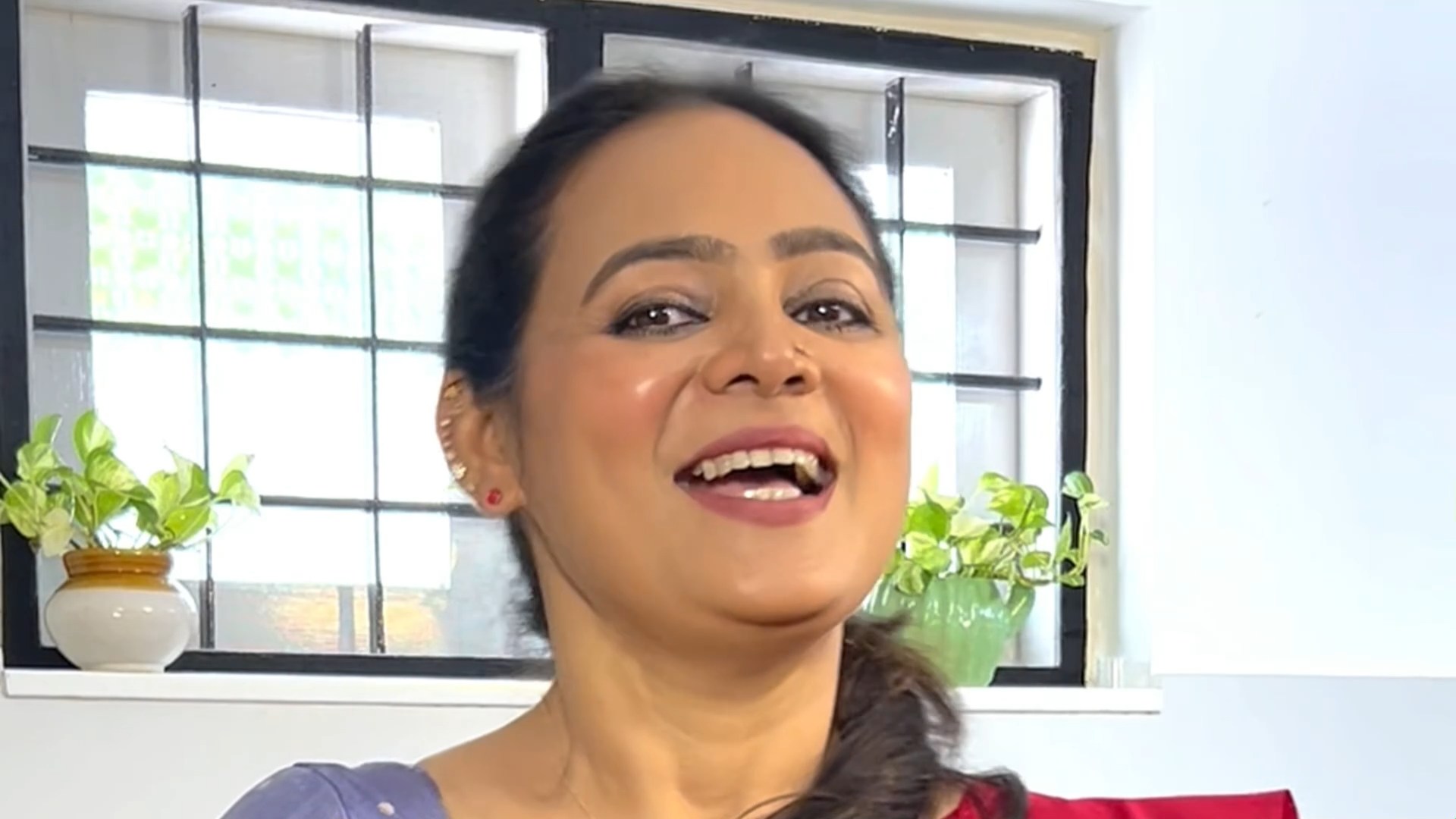 REENA BASHEER Sexy Tummy, Boobs and Slight Navel in red saree and violet blouse mp4 snapshot 00 ...
