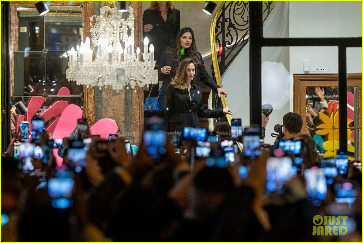 angelina jolie mobbed by fans at guerlain store 01 — Postimages