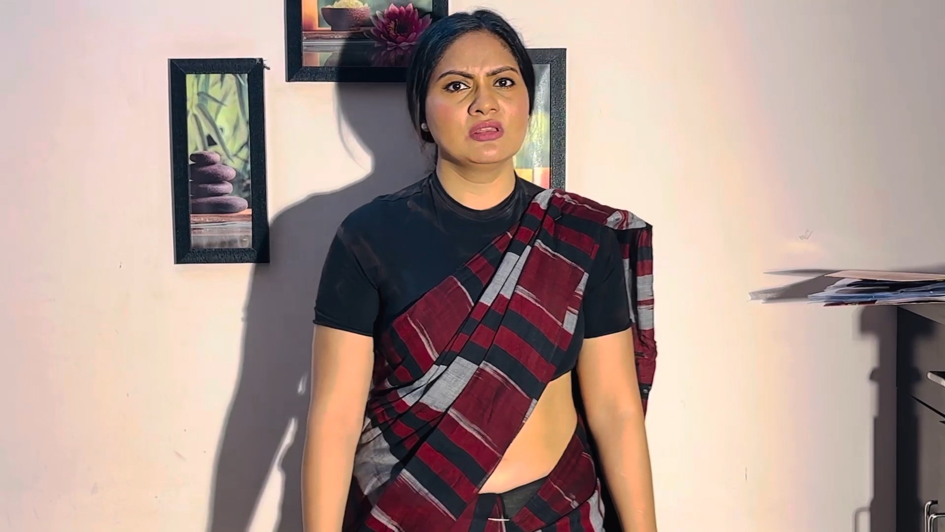 Anamika Singh Sexy Open Big Wide Navel show in Saree mp4 snapshot 01 25 798 — Postimages