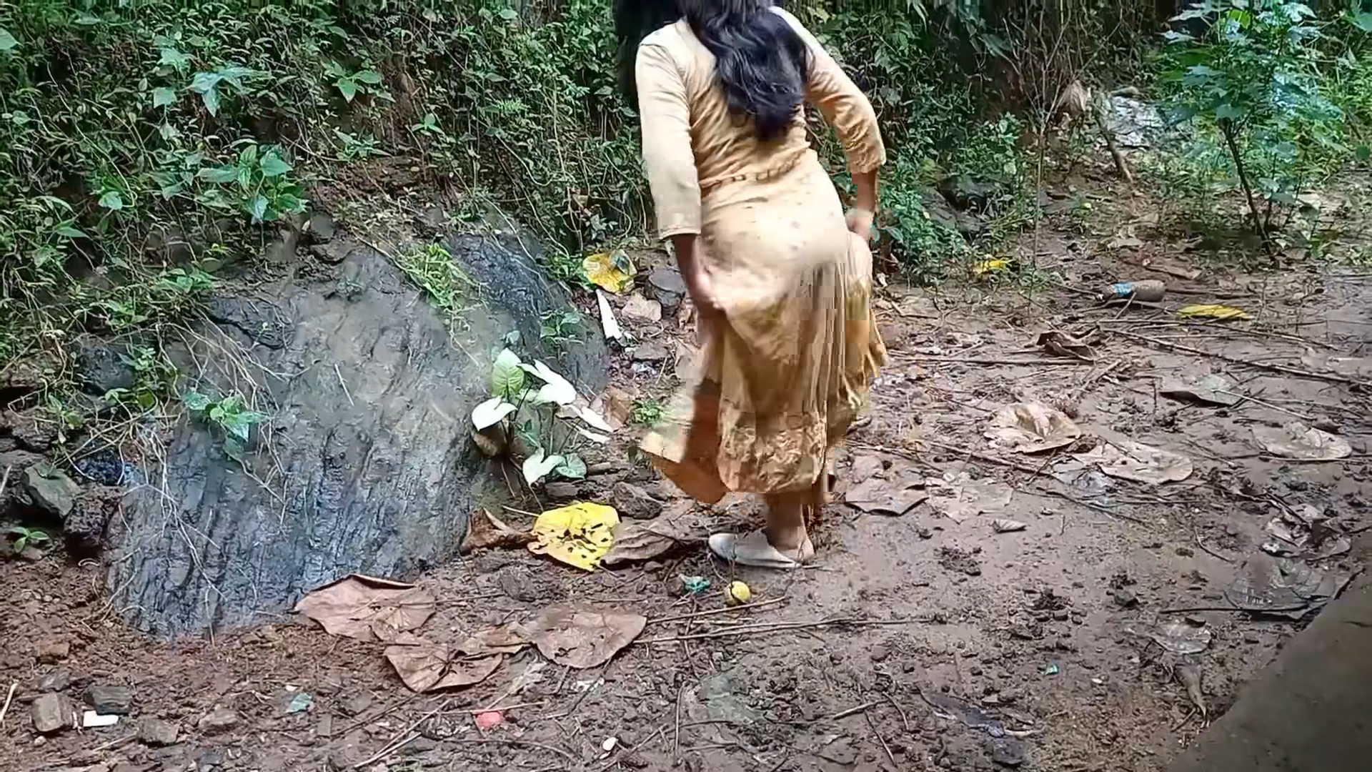 Khet Par Mili Desi Bhabhi Ko Patakar Ghar Ki Rooftop Par Ghodi Banakar Choda mp4 snapshot 00 01 ...