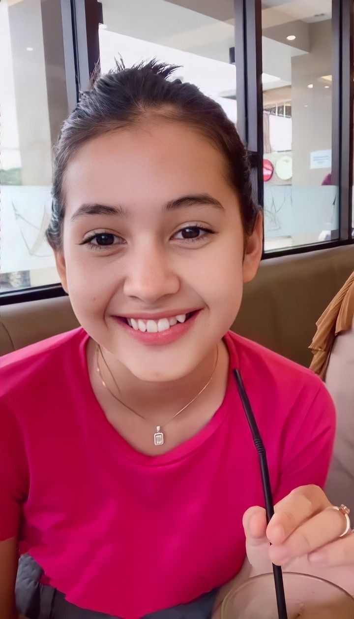 Sandrinna Michelle Pretty Eyes — Postimages