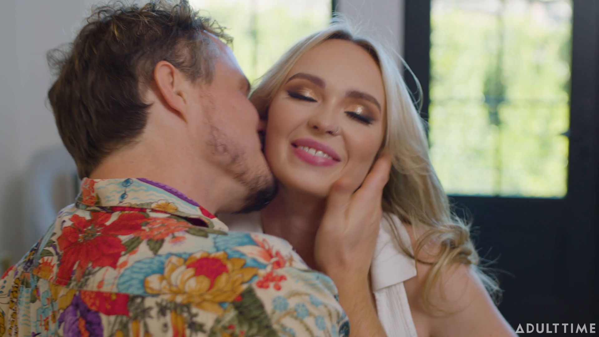 Lilly Bell UPCLOSE mp4 0001 — Postimages