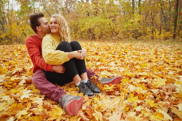 happy young couple outdoors beautiful autumn day forest 376245 574 — Postimages
