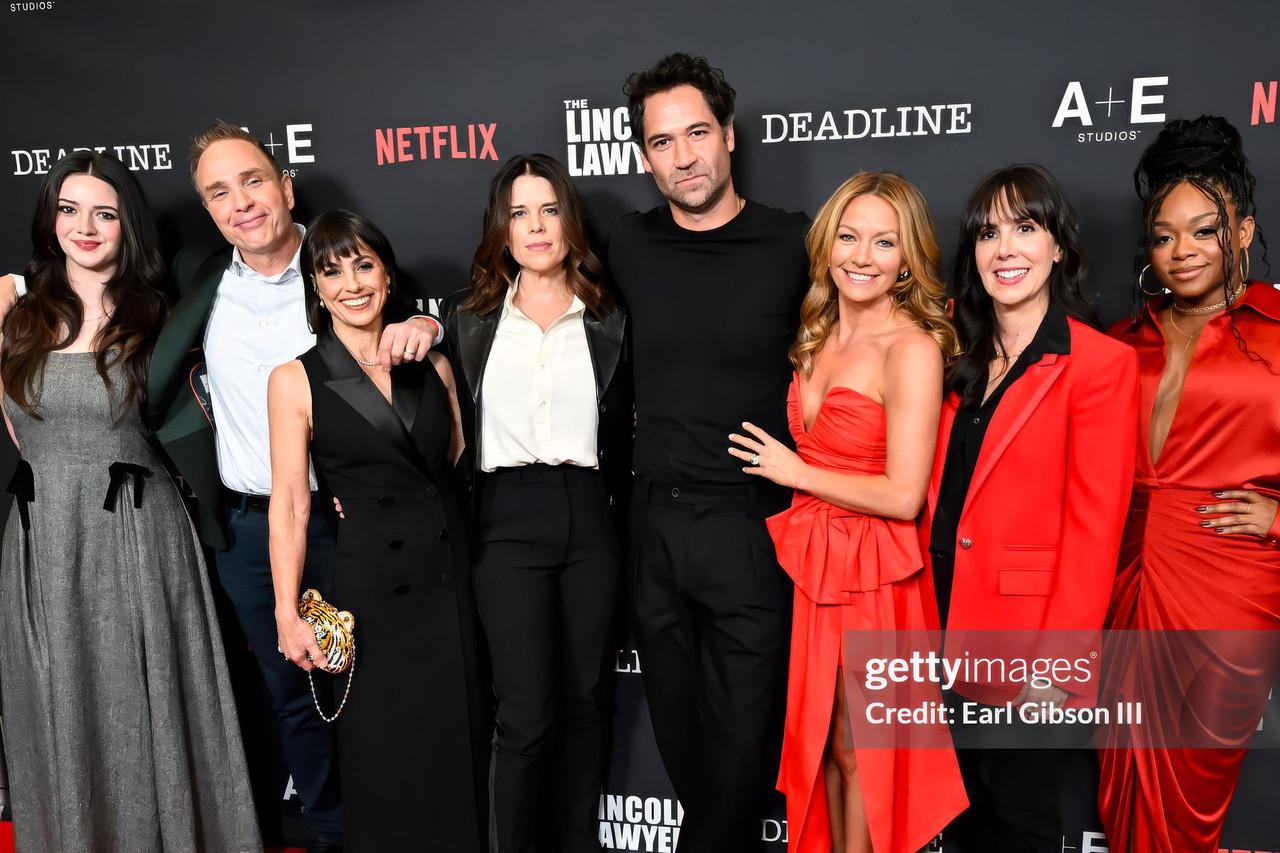 Neve Campbell stuns at "The Lincoln Lawyer" Season 4 premiere red ...